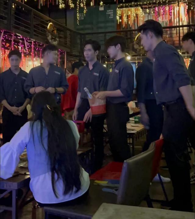 去泰国男模餐厅会被“嘎腰子”?