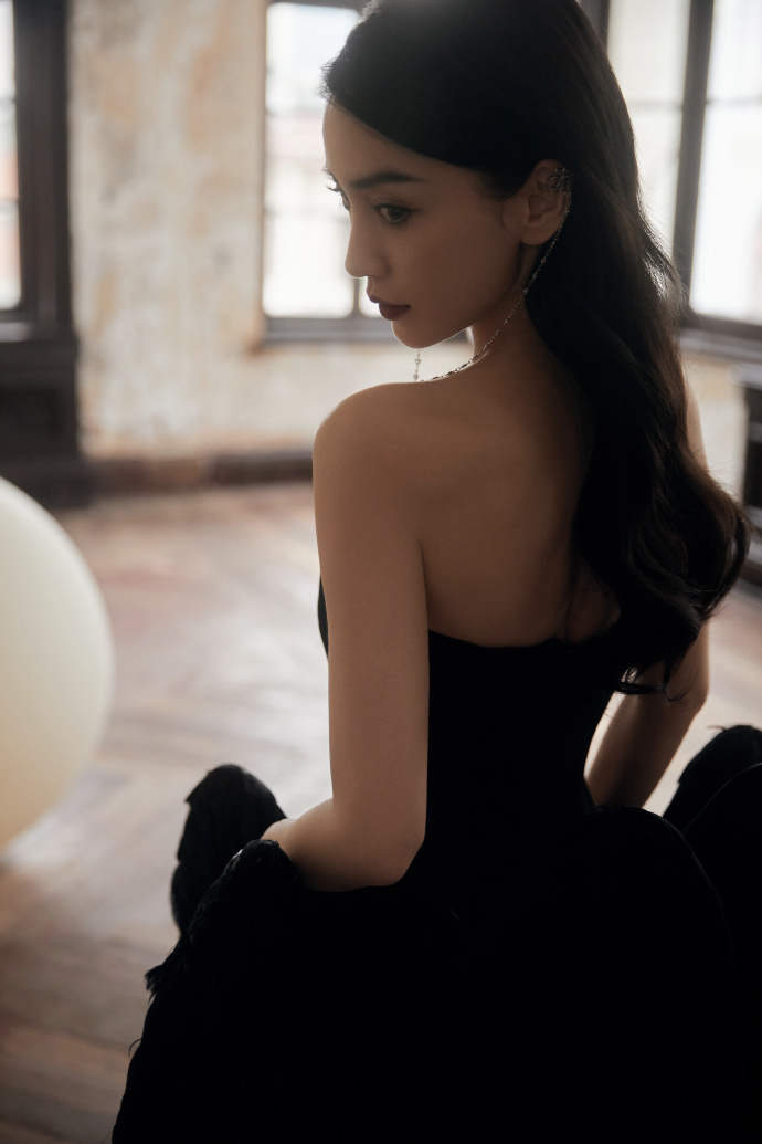 Angelababy微博之夜出发造型有 是漫步在城堡的暗夜天使……