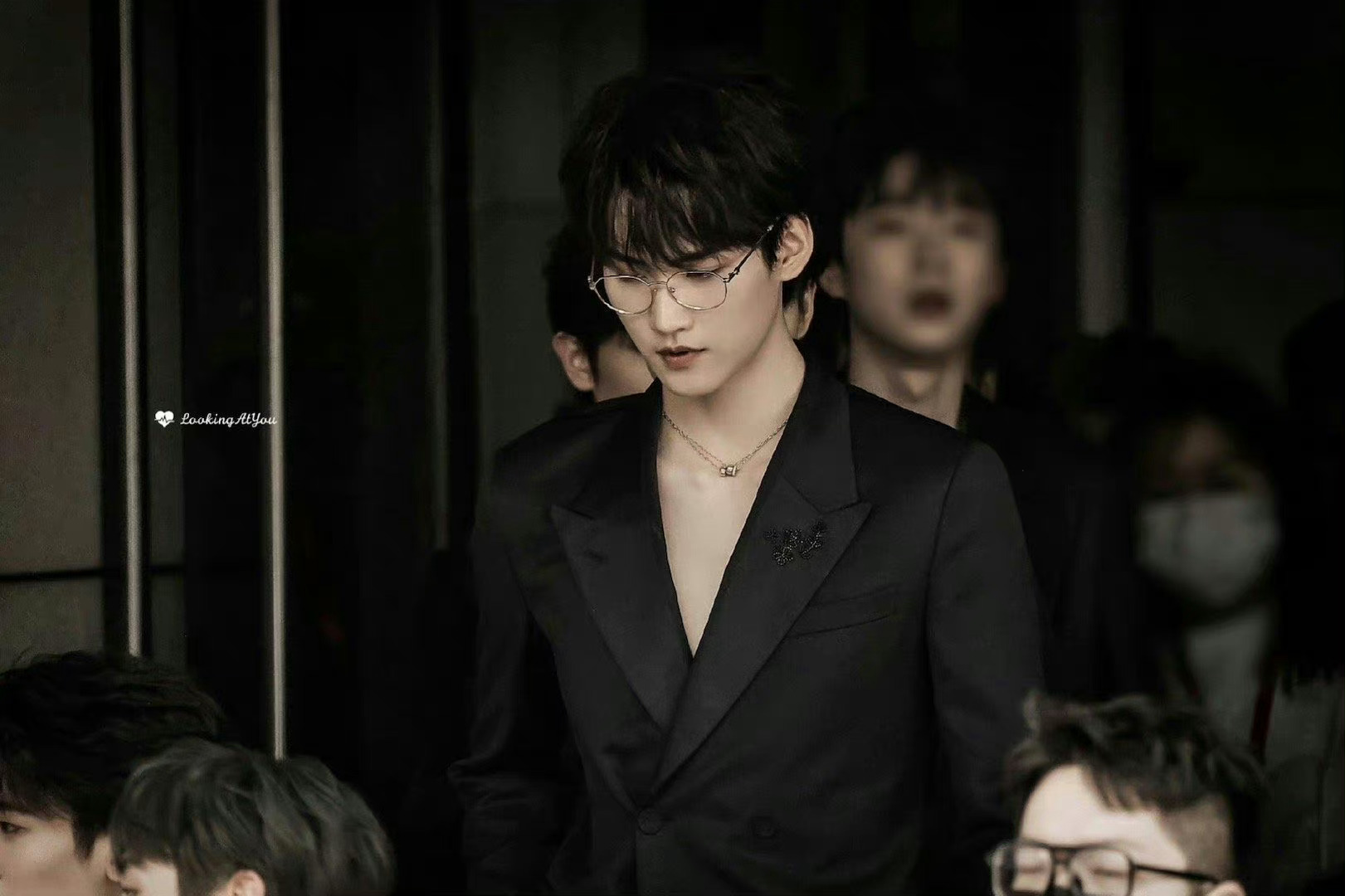 周柯宇黑色深V西装造型 禁欲系帅哥！想看@INTO1-周柯宇 的红毯