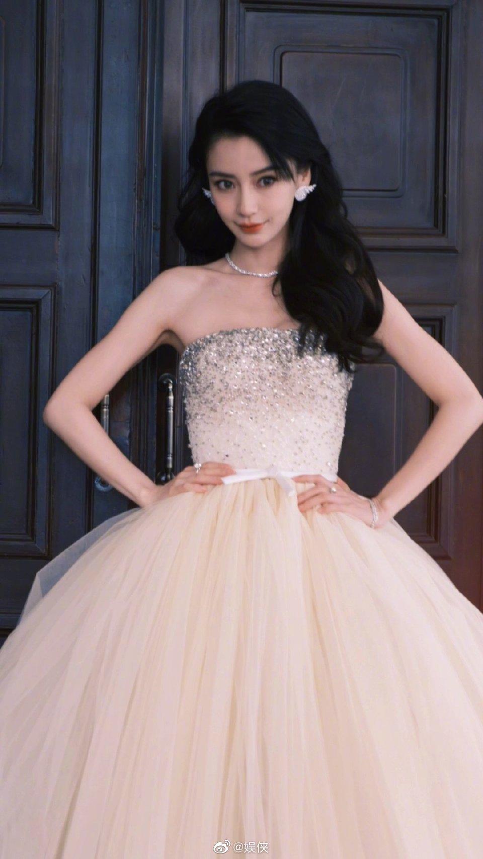 Angelababy微博之夜幕后花絮🈶， baby这两套造型简直太美了|太美|造型|花絮_新浪新闻