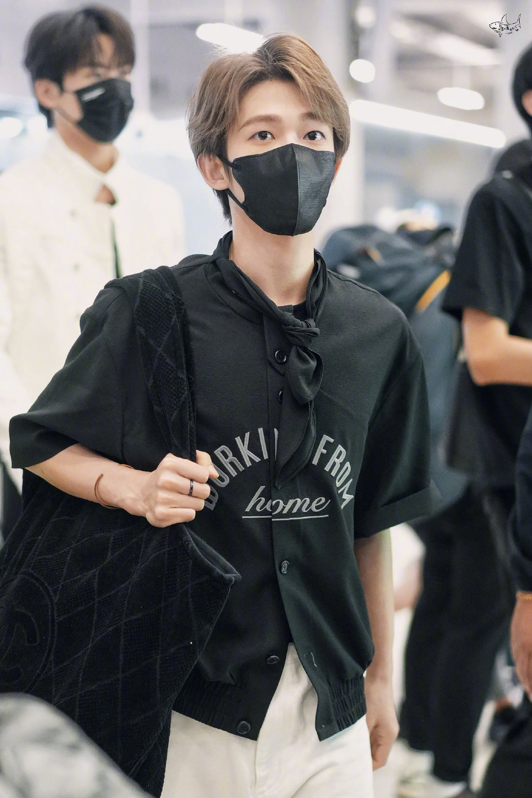 INTO1全员今晚都抵达泰国了，现场好多粉丝啊，预祝演唱会顺利……|INTO1|演唱会|赞多_新浪新闻