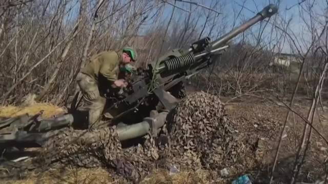 美式M119型105mm轻型牵引榴弹炮在巴赫穆特激战中发挥着特殊作用|战争|牵引榴弹炮_新浪新闻