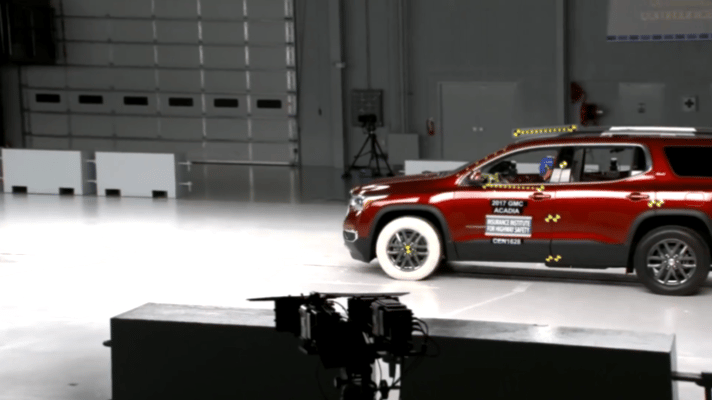 看了IIHS碰撞测评，果断放弃奔驰GLC选凯迪拉克XT6！