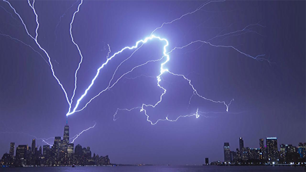 纽约遭雷暴!多角度实拍闪电击中美国世贸中心大楼 夜晚瞬间如白昼|纽约|雷暴|美国_新浪新闻