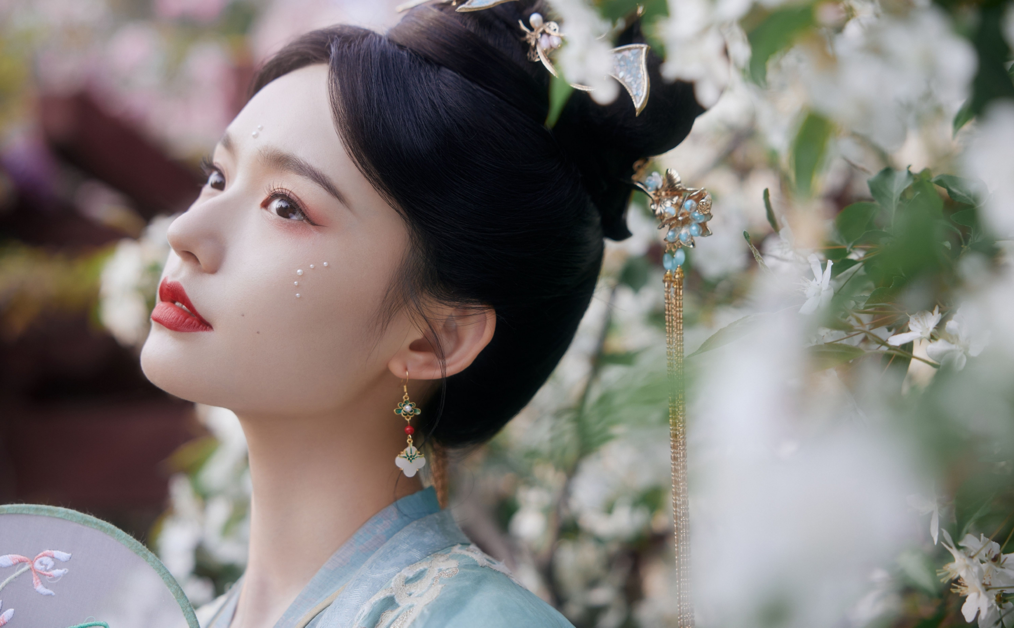林允蓝衣造型古风写真 宋朝华服珍珠花钿妆,有点梦回宋引章了珍珠林允花钿新浪新闻