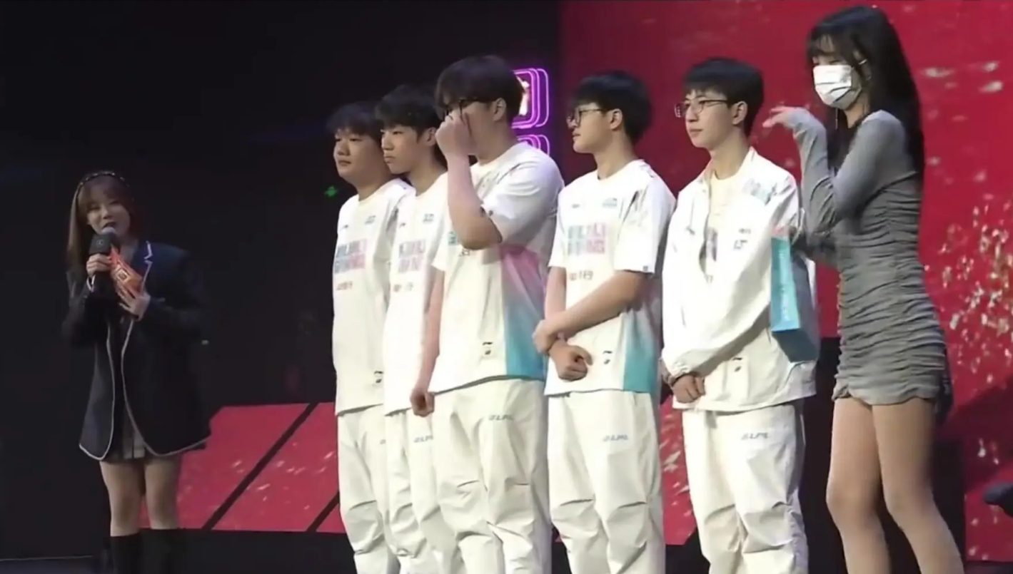 昨天blg.elk的漂亮女粉，赛后飞机采访露脸了！|飞机|blg_新浪新闻