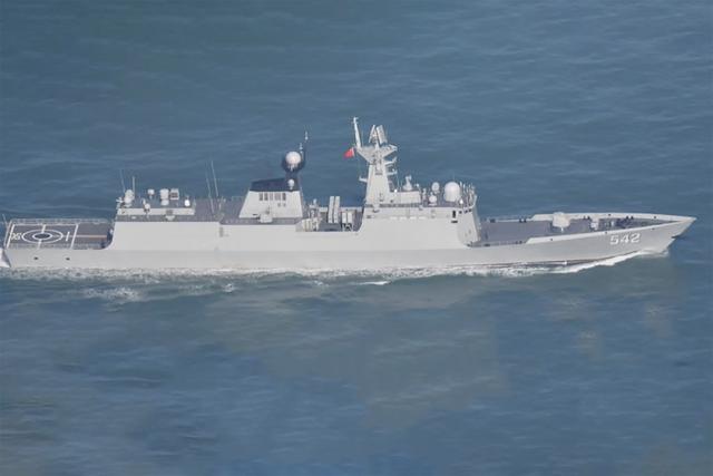 台岛划12海里红线，环岛军演慑压，054A迫近台岛军舰，仅距5海里