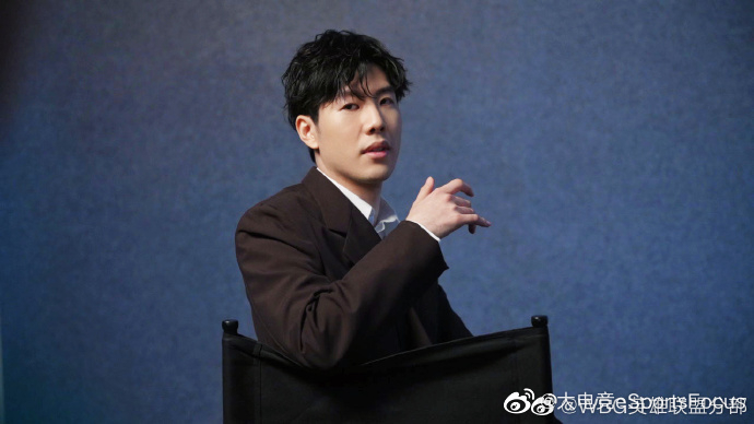 发布TheShy十大选手拍摄现场花絮： 西装🦌x15