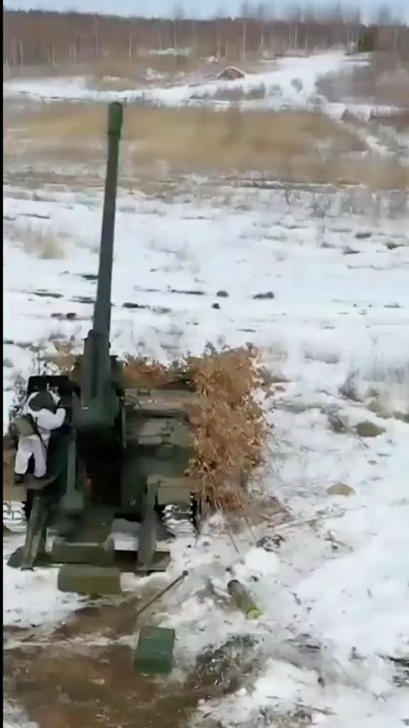 俄乌战争，2S5式152毫米自行榴弹炮发射_新浪新闻