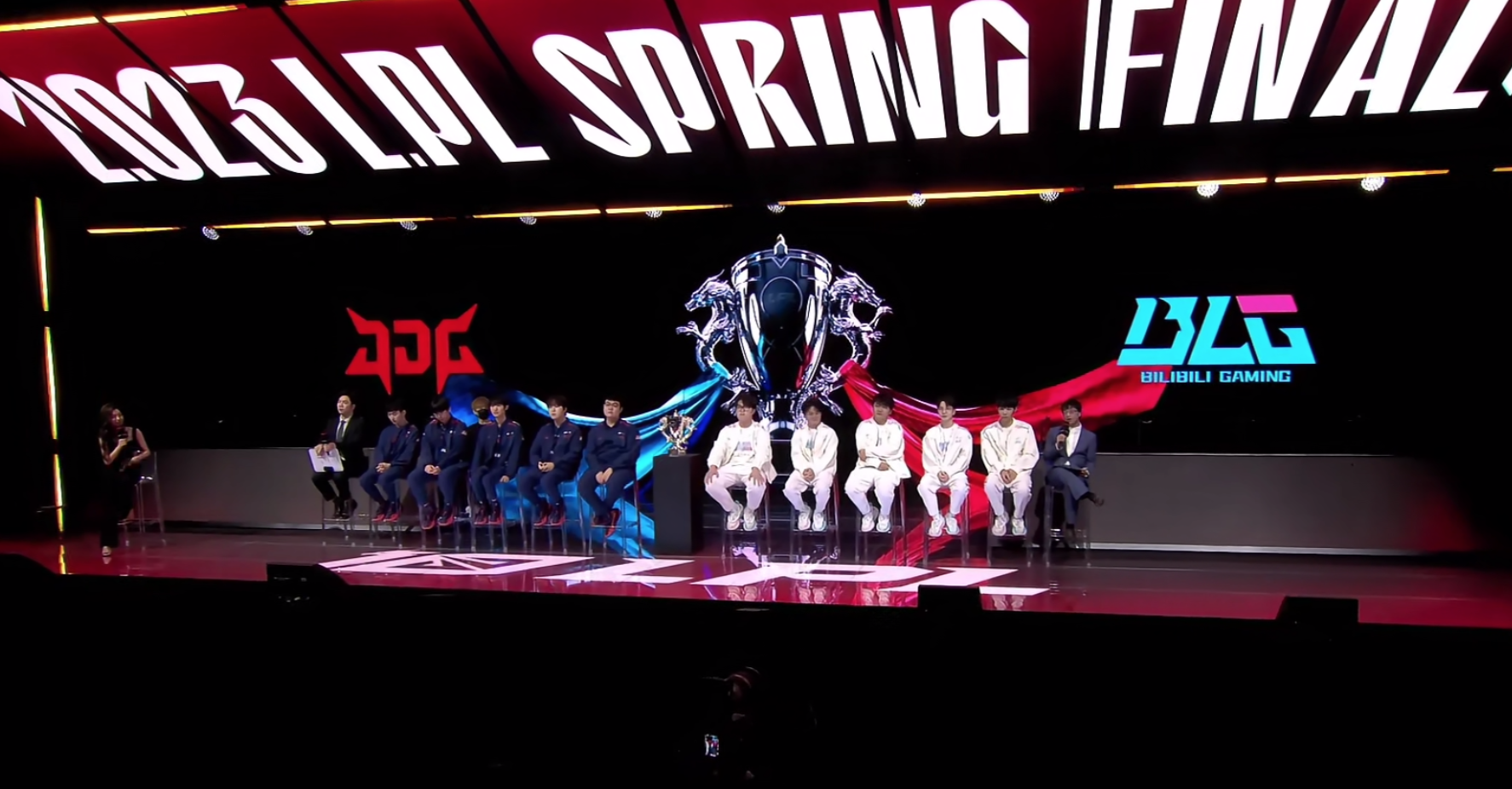 JDG大战BLG前，Tabe发布会现场怒喊红米教练：就你也配拿顶薪？