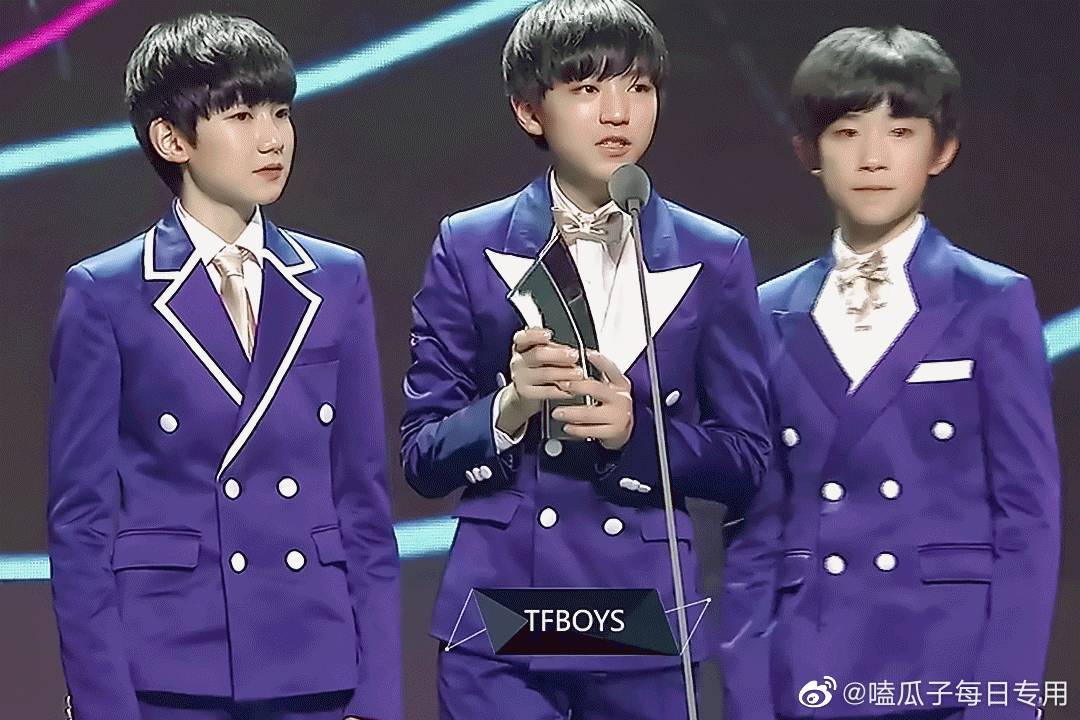 今天是TFBOYS王俊凯、王源、易烊千玺首次领奖九周年……|TFBOYS|易烊千玺|王源_新浪新闻