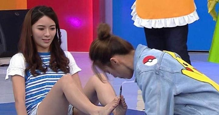 TVB知名女星录节目露底走光，新剧演苦命舞女，自曝有大量亲热戏|港姐|TVB|亲热戏_新浪新闻