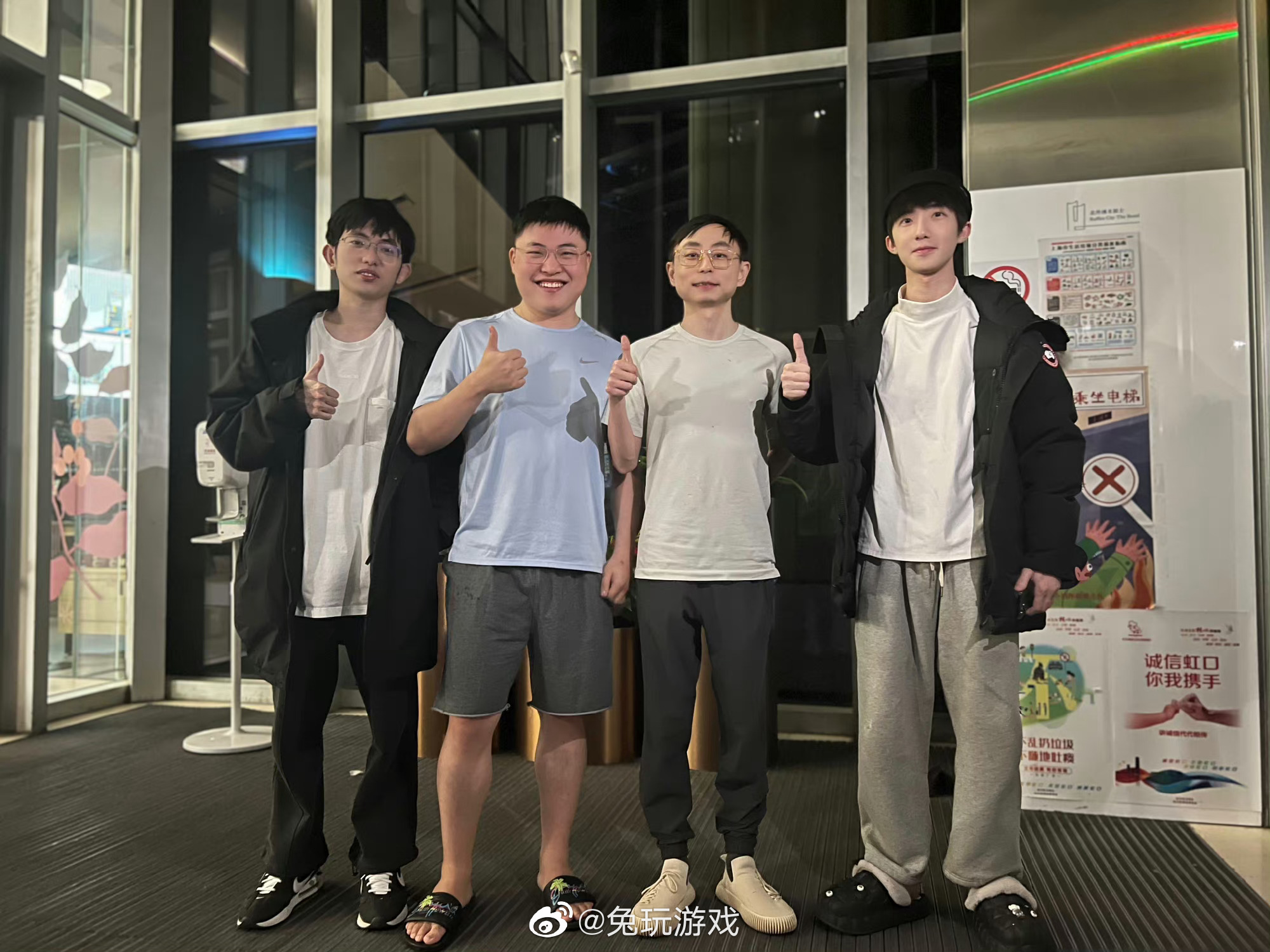 Zzr分享与Uzi水晶哥Flandre合照|水晶哥|Uzi|英雄联盟_新浪新闻