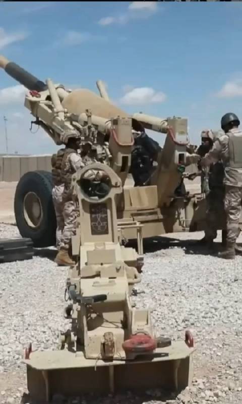 伊拉克士兵操作M198式155毫米榴弹炮_新浪新闻