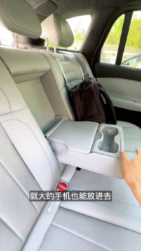 看下全新蔚来ES6全车充电口，哦还有个40w无线充电口……|35-50万|蔚来ES6|陈震_新浪新闻