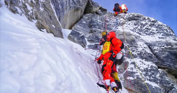 8848.86米！他第四次登顶珠穆朗玛峰！来自沈阳的神秘标识在峰顶展示……|沈阳日报|沈阳|珠穆朗玛峰_新浪新闻