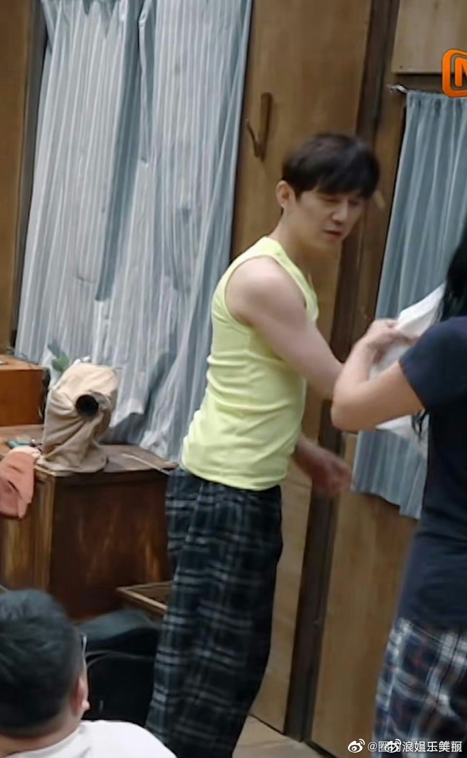 我何深藏不露 穿衣显瘦脱衣有肉 不愧是全能ace|全能|何炅|身材_新浪新闻