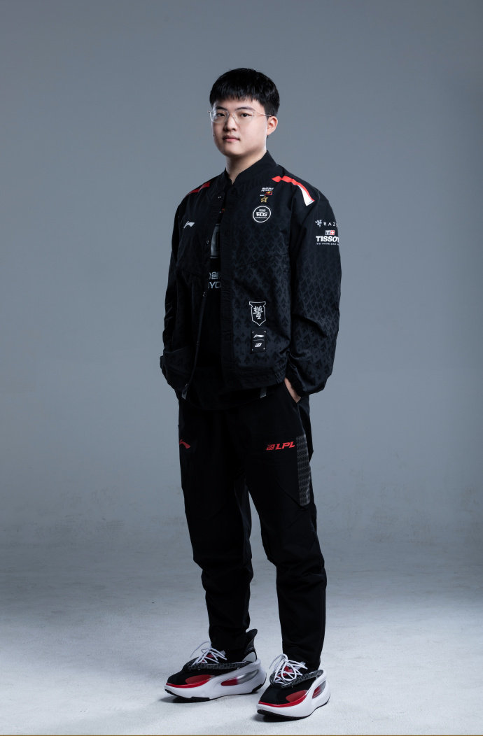 Uzi成为LPL历史出场最年长的ADC选手 Uzi首发对战IG……|Uzi|ADC|ig_新浪新闻