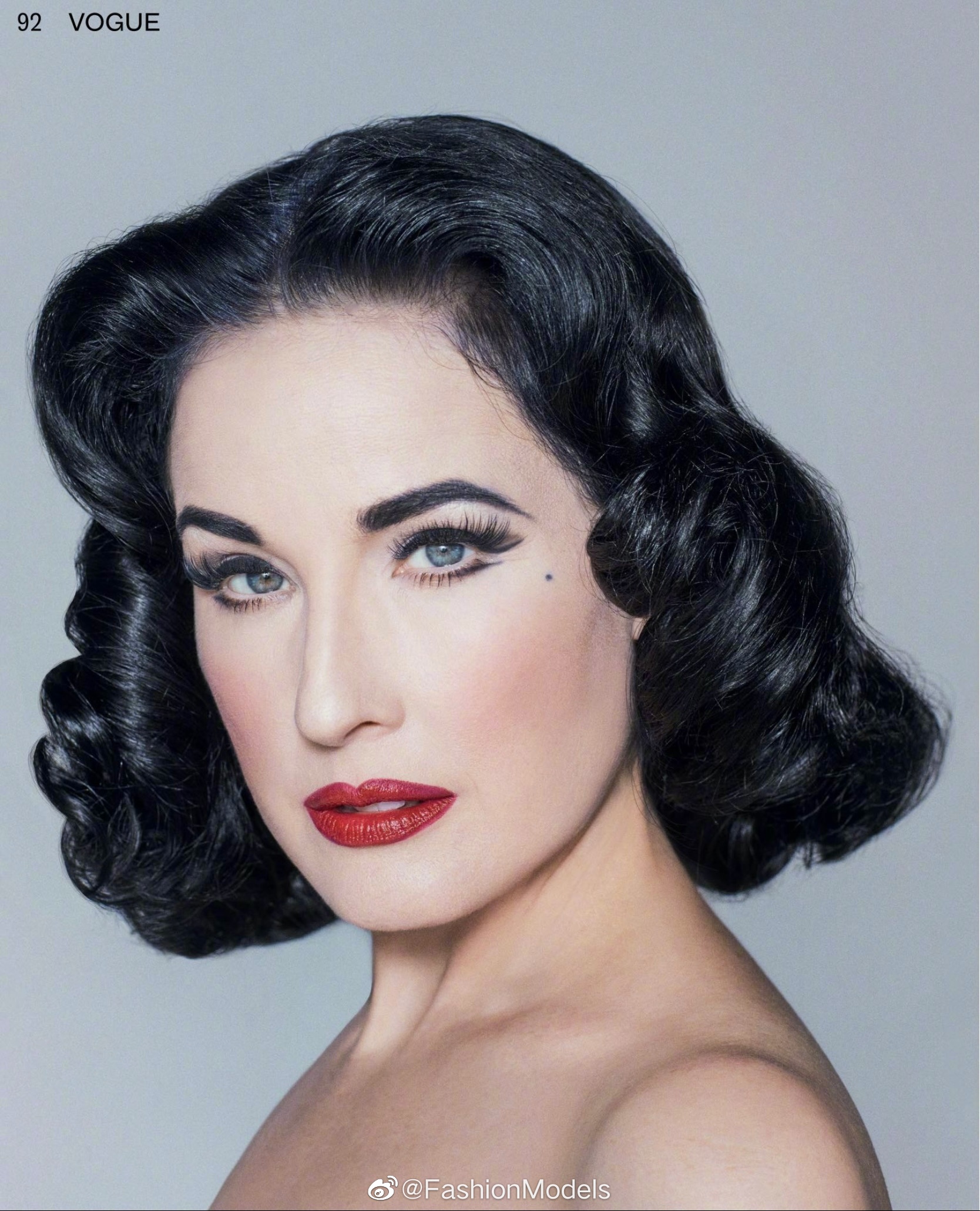 “第一脱衣舞娘”Dita Von Teese 登上捷克版VOGUE 六月刊封面……|VOGUE|脱衣舞娘_新浪新闻