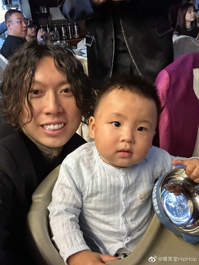 PSY.P和女朋友，与邓典果一家三口同框！|PSY_新浪新闻