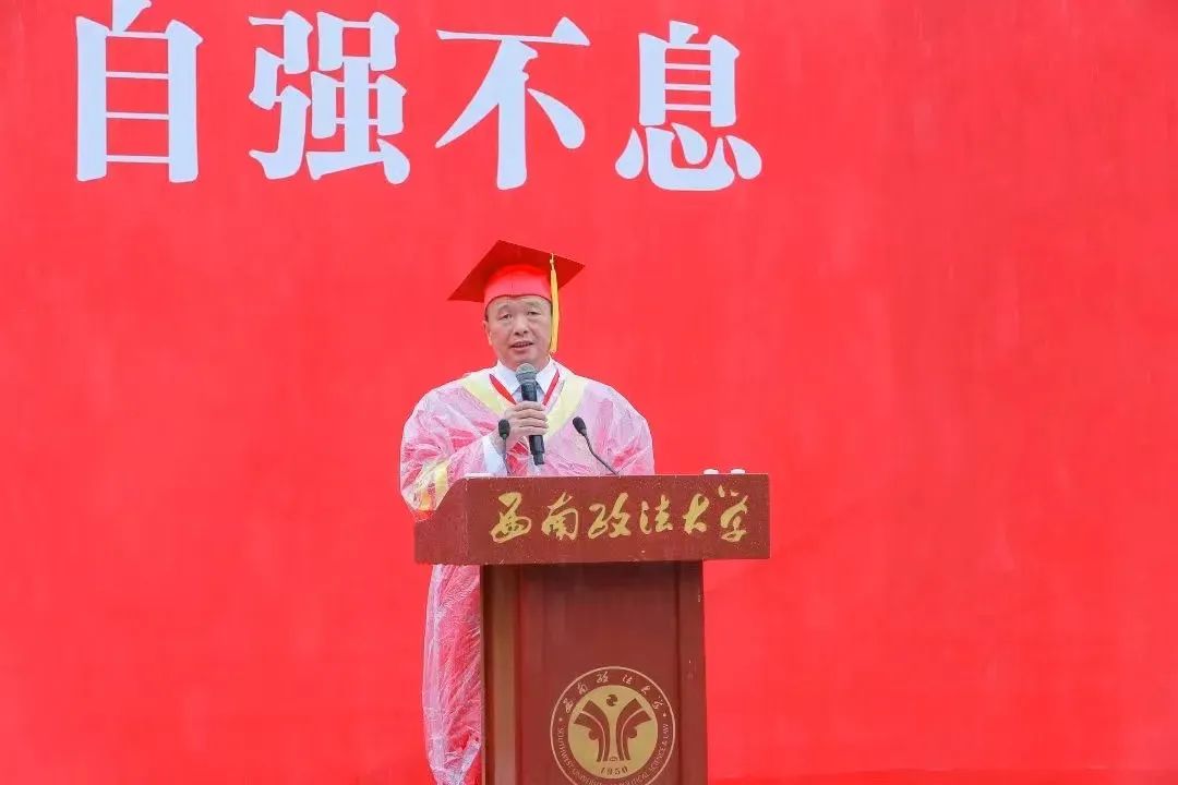 大雨之下的“最短畢業致辭”，彰顯“大學之大” | 新京報快評 - 新浪香港