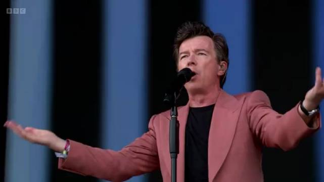 Rick Astley最新Glastonbury 2023音乐节全场视频！|live_新浪新闻