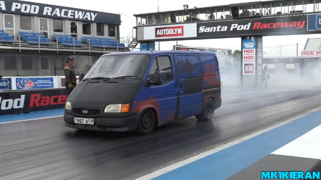 腐国某直线加速赛上的VE83老全顺……|改装案例|汽车视频|V8发动机_新浪新闻