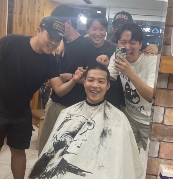 Smeb身边朋友更新社媒，晒出一张Smeb剃寸头的照片……|smeb_新浪新闻