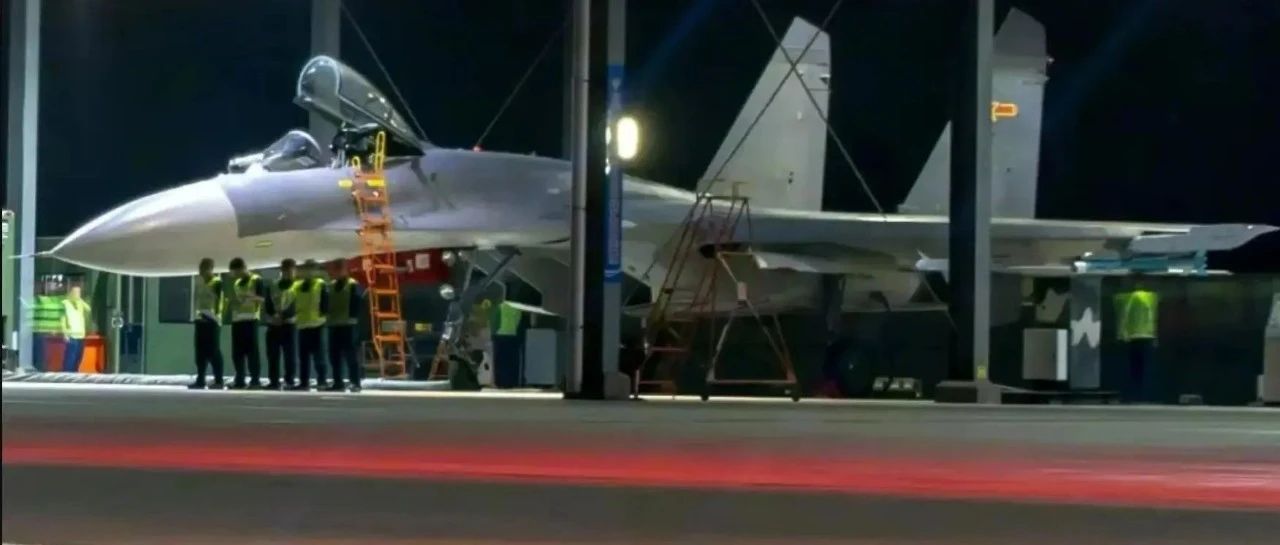 白头歼-11BG集中亮相，300架战力非同小可，苏霍伊王牌在中国！|战斗机|歼-11B|中国空军_新浪新闻