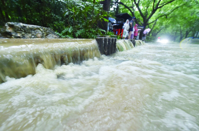 一个小时下了一天大暴雨的量|暴雨|南京市|降雨_新浪新闻