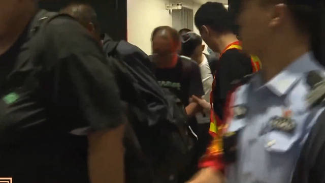 首批328名K396次乘客抵达北京丰台站！铁路部门准备物资安排换乘|铁路部门|北京市_新浪新闻