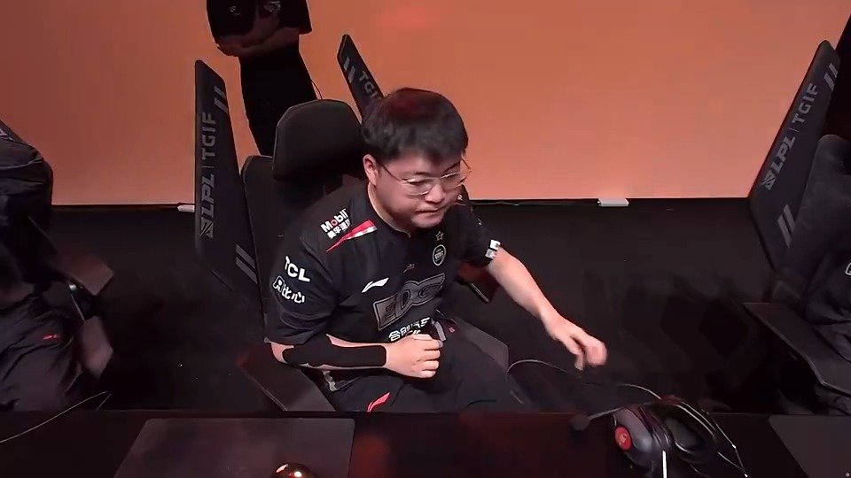 UZI打完比赛伤感的坐在椅子上 后续给WBG世界赛加油|Uzi_新浪新闻