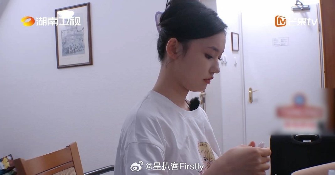 林允像极了考试前的我们,敷着面膜也在学习林允新浪新闻