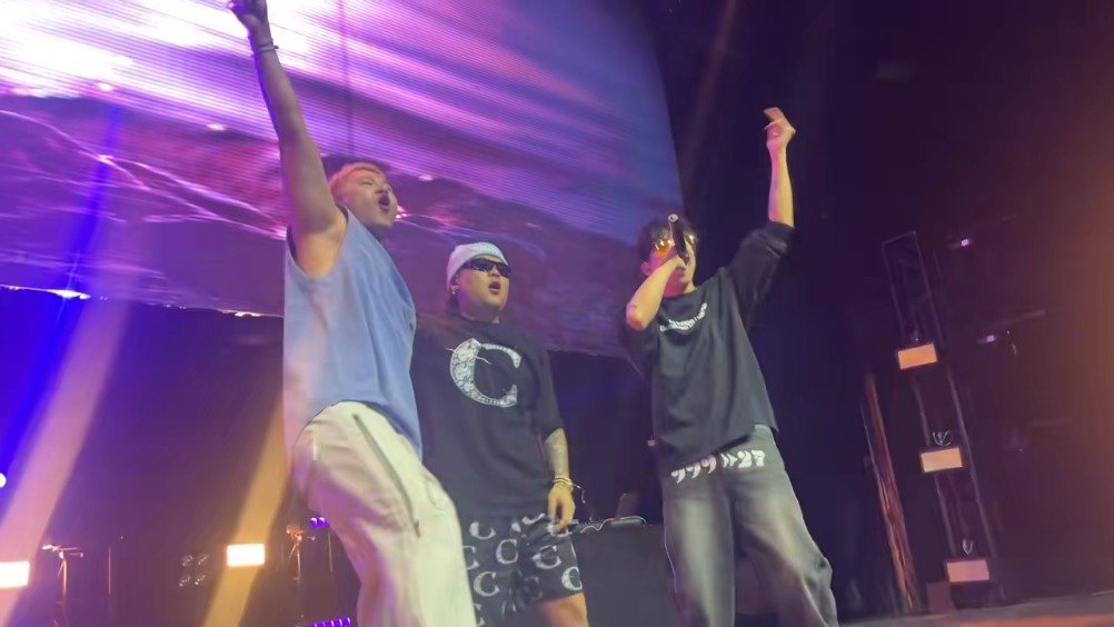 现场同框拥抱！法老、Knowknow《C级浪漫》！|法老|C级浪漫|说唱_新浪新闻