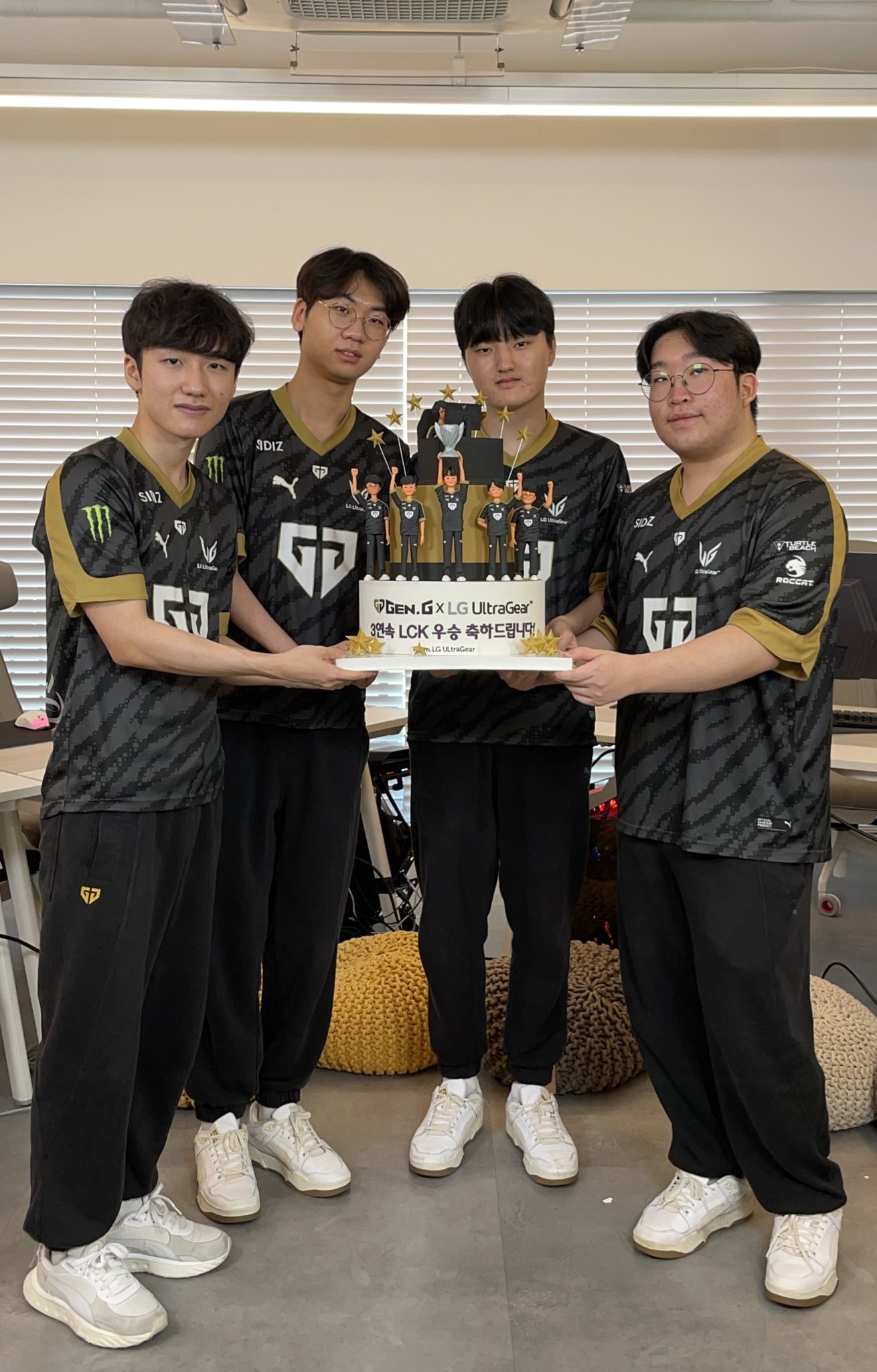 GenG选手参加节目合影|GenG|英雄联盟|韩国_新浪新闻