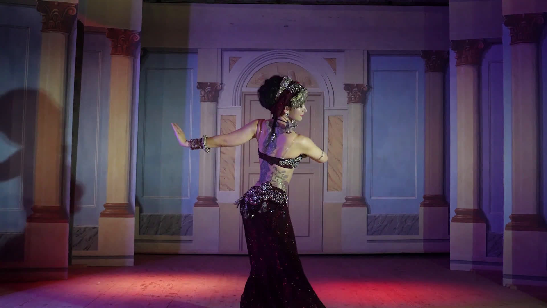 乌克兰舞者Kira Lebedeva带来的部落风融和舞Peremoha|乌克兰_新浪新闻