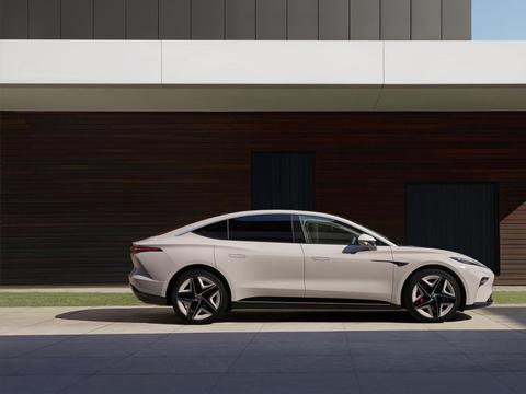 30万级豪华纯电如何选？飞凡F7 PK 汉EV优势明显-新浪汽车