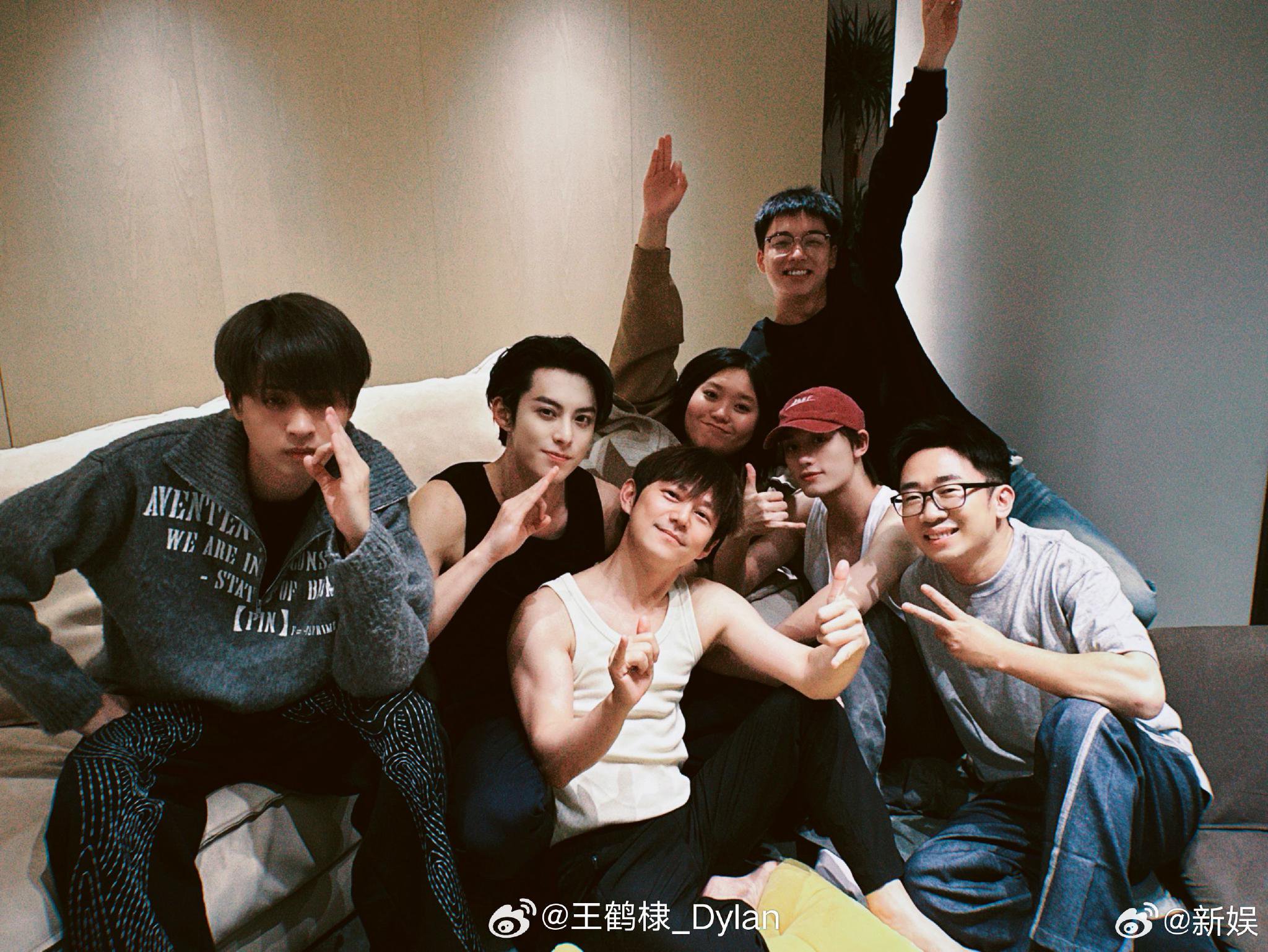 王鹤棣晒hi6大合照，一起聚会了，好六团的友谊真的让人羡慕……|王鹤棣|Dylan_新浪新闻
