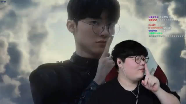 Wolf模仿Faker广告手部动作 Cr.sicgom_esports|WOLF|Faker|T1_新浪新闻