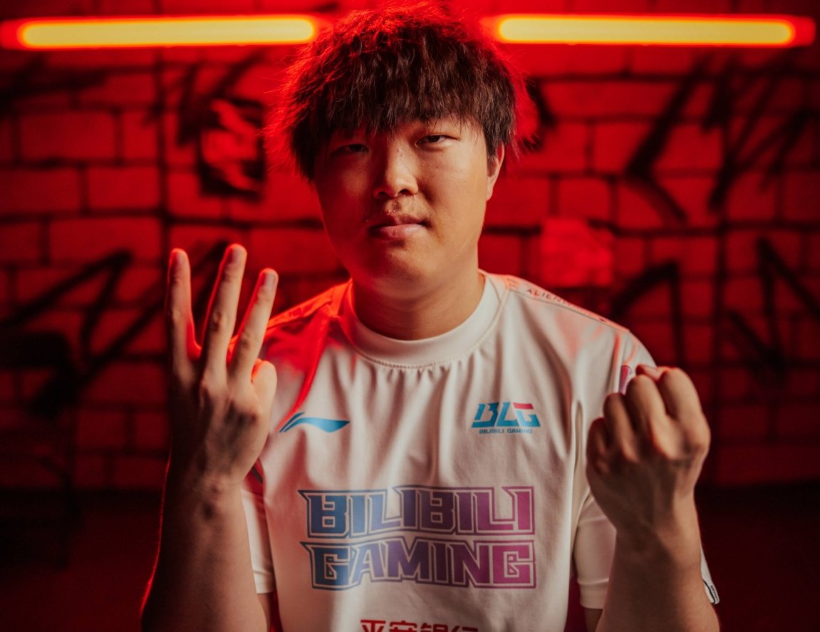 Bin哥发话了！BLG对阵GEN赛前，Bin面对镜头举出三比零的手势！|手势|对阵|镜头_新浪新闻