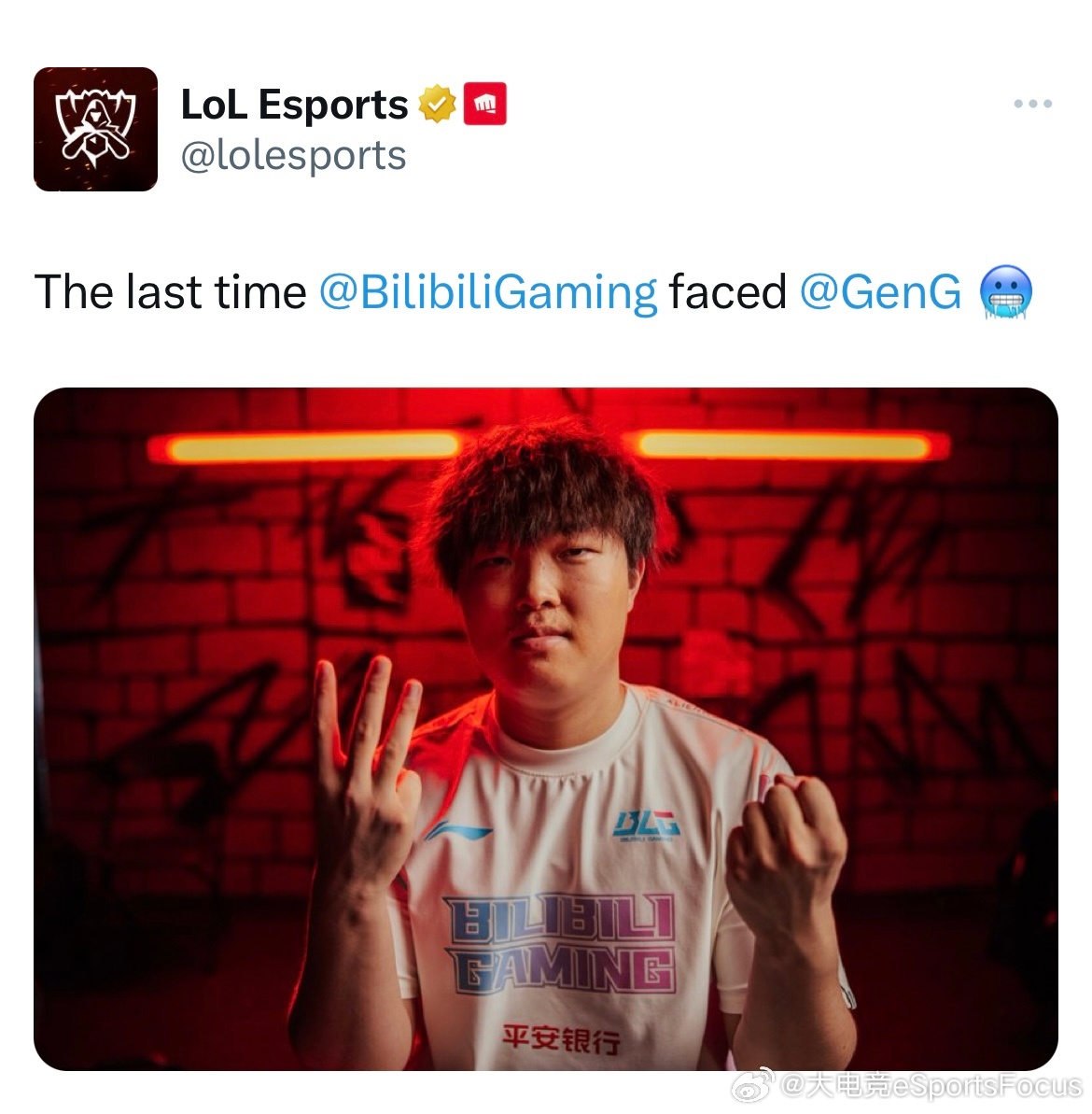 LOL官方推特发布Bin 3-0手势照，并配文： 上次BLG面对GENG|LOL|blg|Bin_新浪新闻