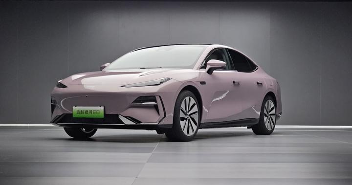 搭45英寸8K宽屏，银河E8正式亮相，最好看的吉利车？-新浪汽车