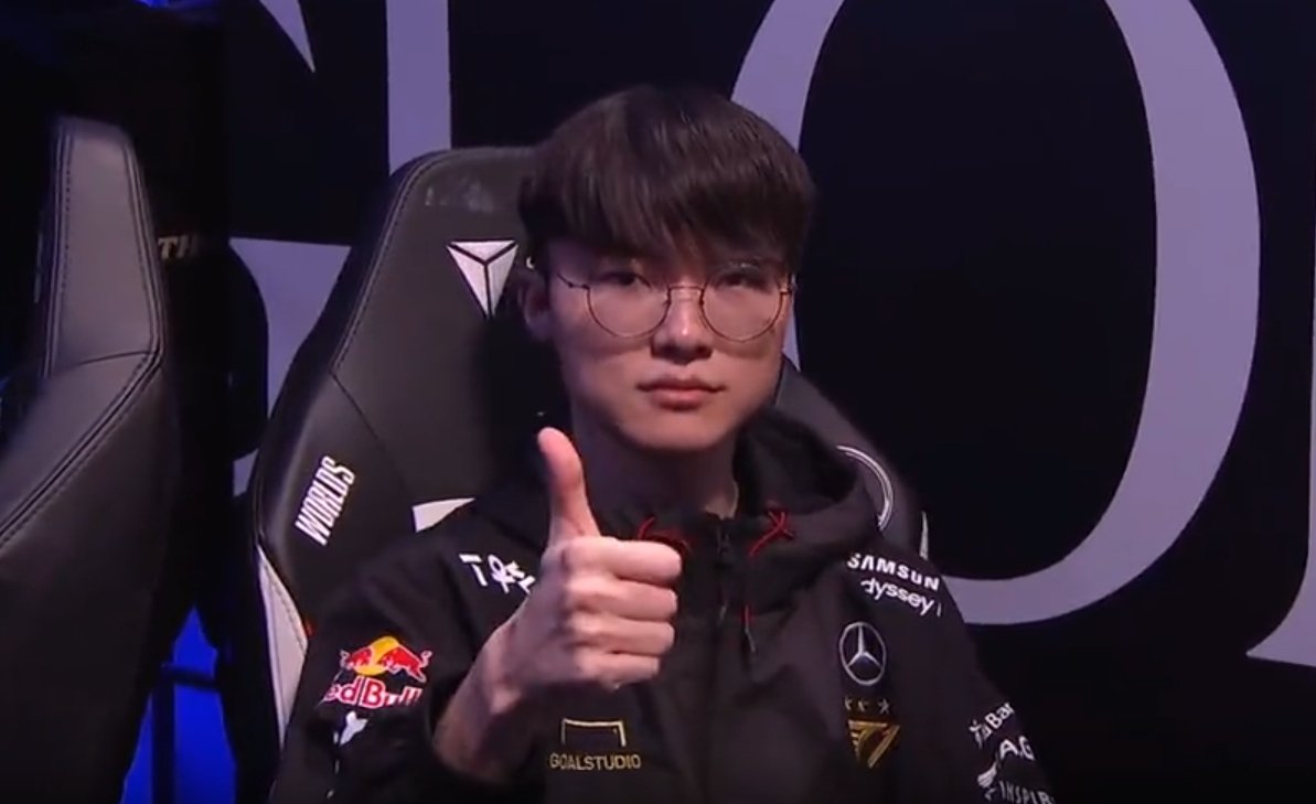 十年如一日！Faker面对镜头从容点赞|Faker|T1|edg_新浪新闻