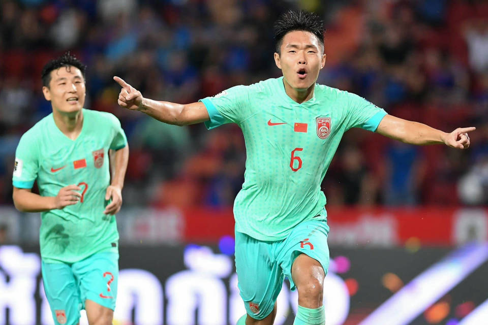 CCTV5播韩国VS国足，穿啥球衣？韦世豪PK孙兴慜，吴曦该学郑智|郑智|韦世豪|吴曦_新浪新闻