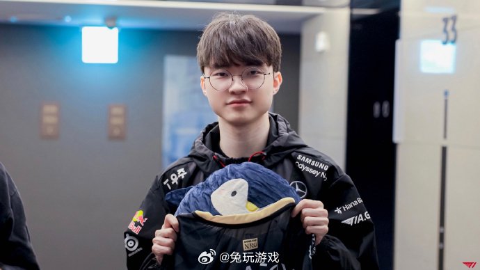 恭喜T1零封WBG斩获S13夺冠，Faker选手拿到了第四冠！G.O.A.T！|Faker|T1_新浪新闻