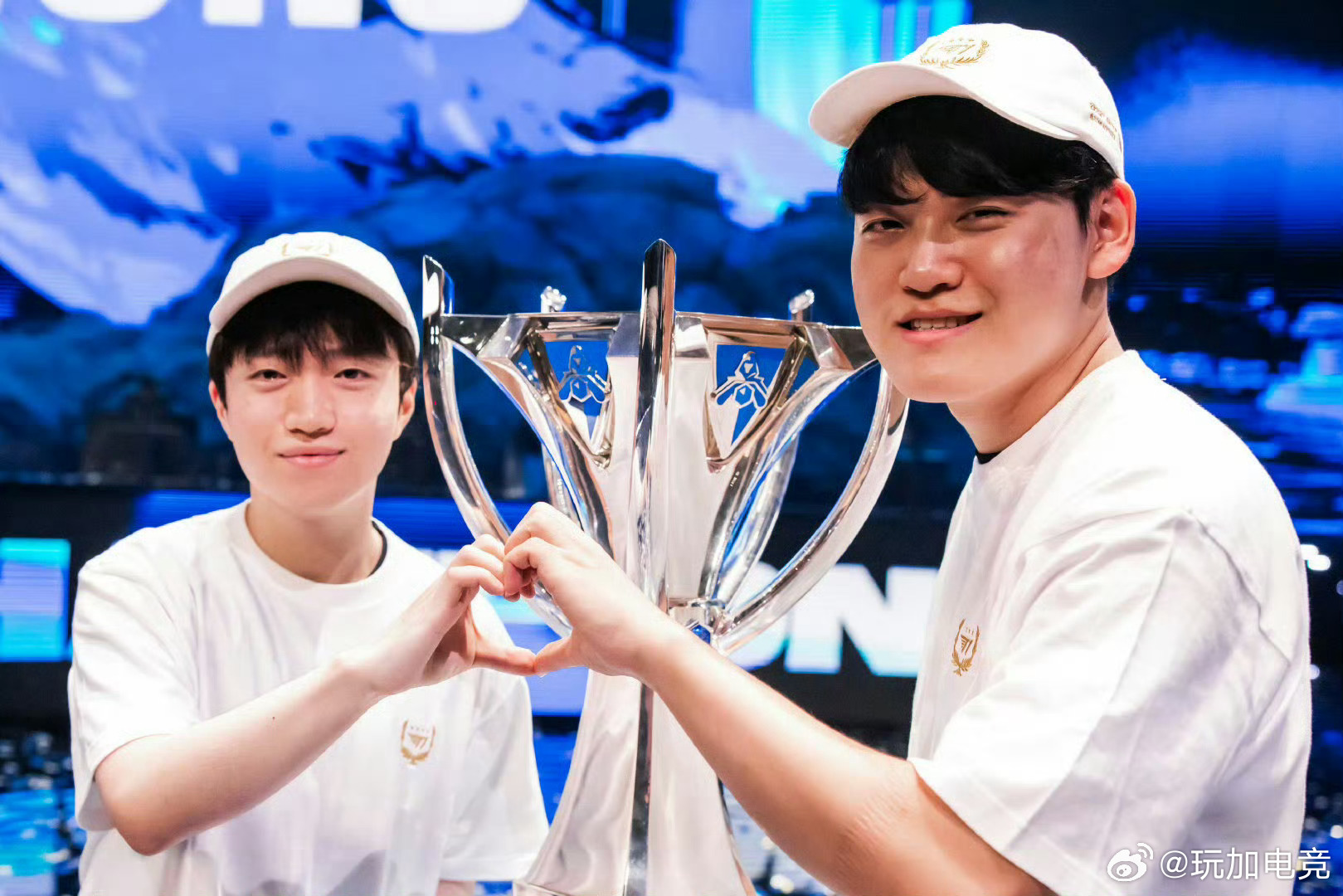 Gumayusi keria下路组比心和召唤师奖杯合照|T1_新浪新闻