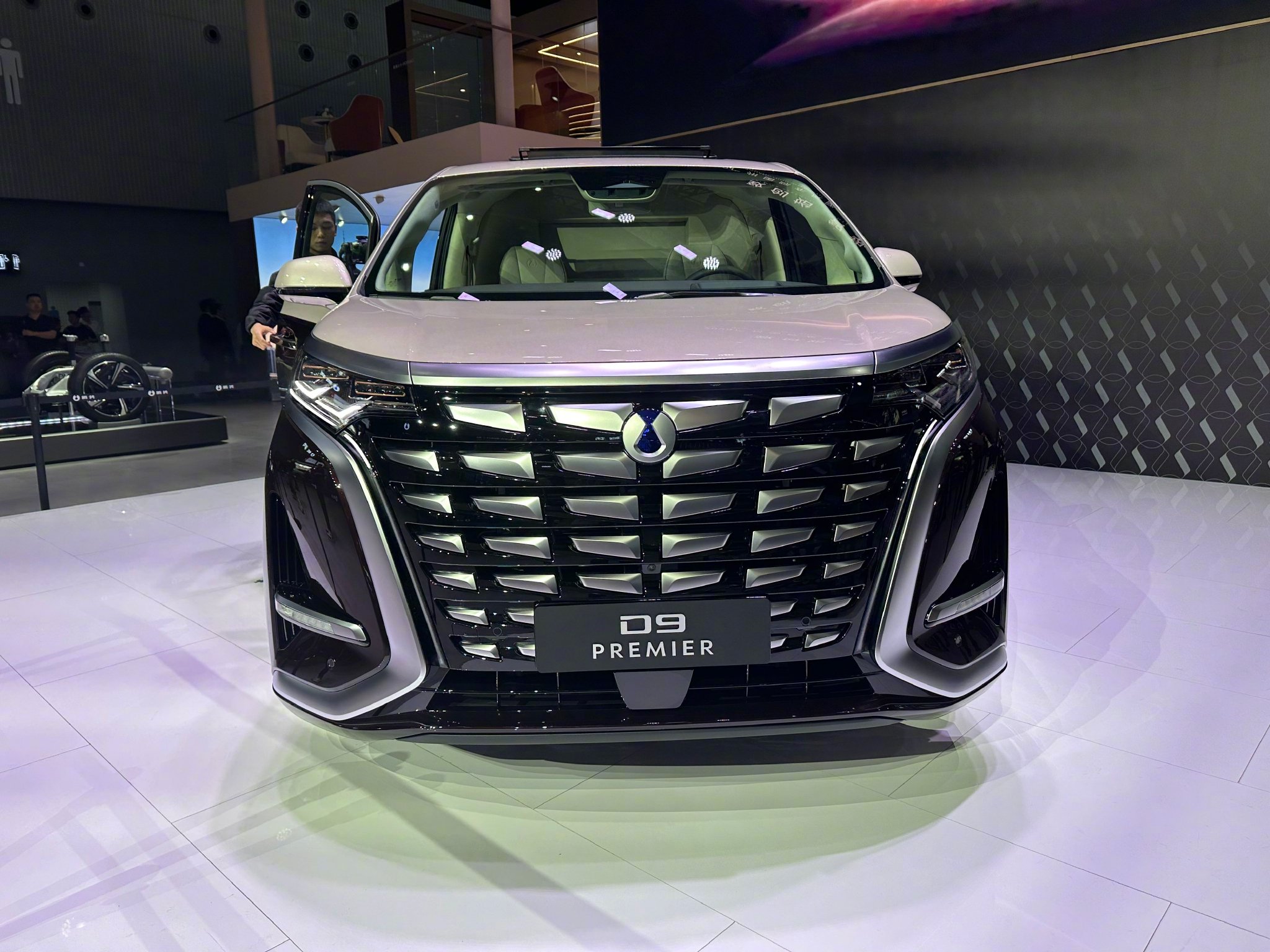 腾势D9 PREMIER创始版四座量产版亮相……-新浪汽车