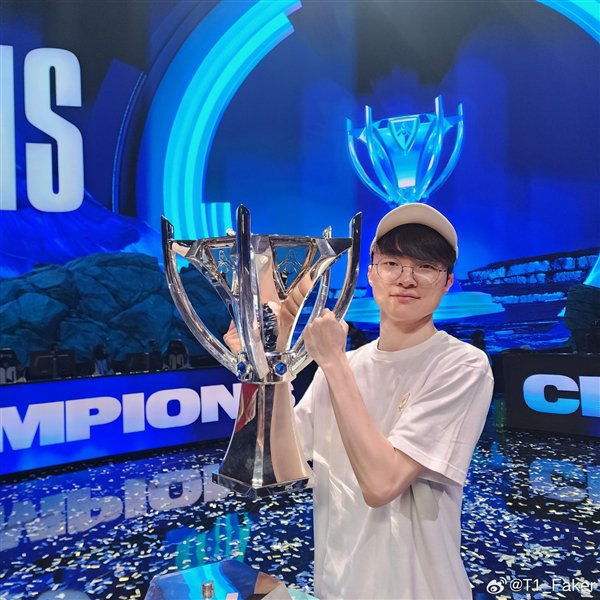 拿下《英雄联盟》第四冠：Faker年收入超4000万元！他真有一栋楼|Faker|英雄联盟|T1_新浪新闻