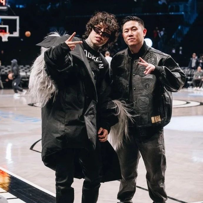 NBA中场秀！欧阳靖和PSY.P合影！|NBA|欧阳靖_新浪新闻