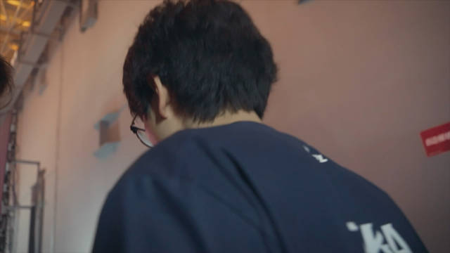 2023LPL年度纪录片《百炼成金》—LNG篇片段：Zika的进化|LNG|百炼成金_新浪新闻